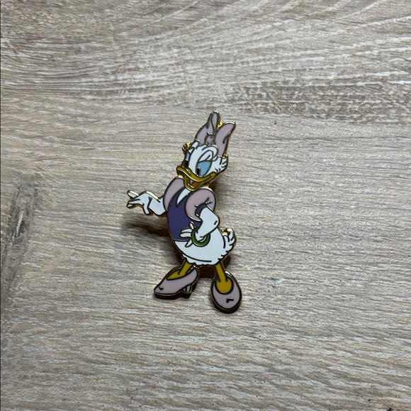 Disney | Jewelry | Disney Purple And White Daisy Duck Trading Pin ...